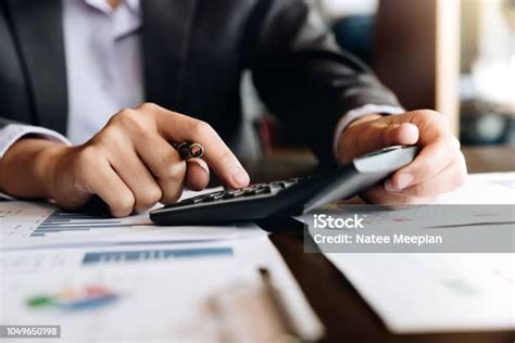 Pebisnis Menganalisis Grafik Investasi Dengan Laptop Kalkulator