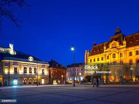 루이블리아나 슬로베니아 도시 중심부의 활기찬 광장에서 밤에는 조명이 켜진 유서 깊은 건물들 가로등에 대한 스톡 사진 및 기타 이미지 Istock