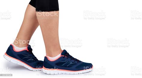 스포츠 신발 복사 공간 템플릿 흰색 배경에 고립에 맞는 여성 다리 가냘픈에 대한 스톡 사진 및 기타 이미지 가냘픈 개념 건강한 생활방식 Istock