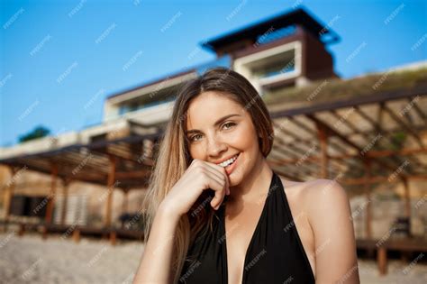 Belle Jeune Fille Joyeuse Se Repose Sur La Plage Du Matin Photo Gratuite