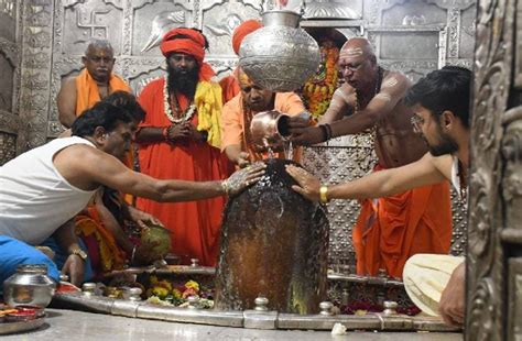 महाकाल के दरबार में योगी आदित्यनाथ भर्तृहरि गुफा में भी किया पूजन