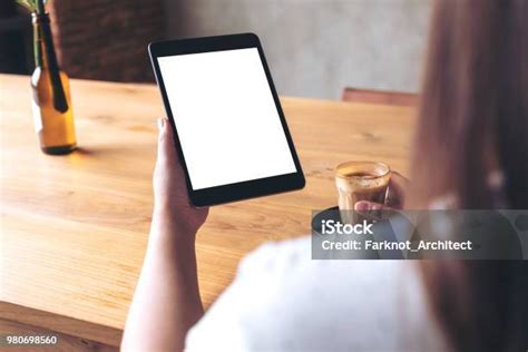 카페에서 커피를 마시는 동안 빈 흰색 바탕 화면 블랙 태블릿 Pc를 들고 여자의 이랑 이미지 공란에 대한 스톡 사진 및 기타 이미지 Istock
