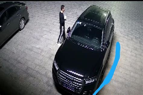 趁晚上没人，黑衣男子居然撬车窗干这种事凤凰网视频凤凰网
