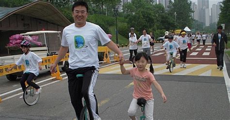 아빠와 함께 외발자전거를 타고