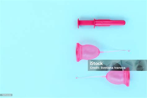 분홍색 생리컵 2개와 파란색 배경에 소개할 수 있는 어플리케이터 0에 대한 스톡 사진 및 기타 이미지 0 0명 감소 Istock