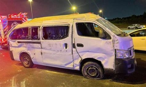 حادث تصادم وانقلاب باص على طريق الدائري الخامس