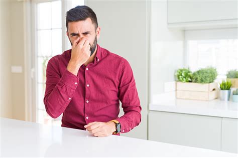 잘 생긴 히스패닉 사업가 뭔가 냄새 냄새와 역겨운 참을 수없는 냄새 코에 손가락으로 숨을 들고 나쁜 냄새 개념 가정 생활에 대한 스톡 사진 및 기타 이미지 Istock