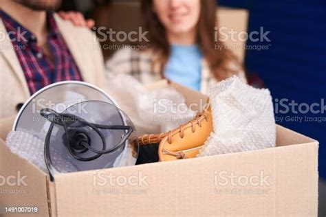 창고로 이동하기 위한 물건이 있는 골판지 상자 클로즈업 25 29세에 대한 스톡 사진 및 기타 이미지 25 29세 2명