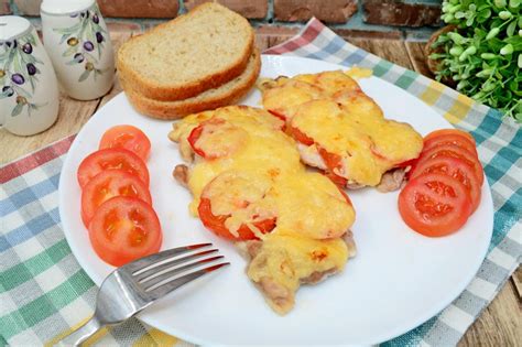 Филе бедра курицы с помидорами и сыром в духовке 10 фото в рецепте