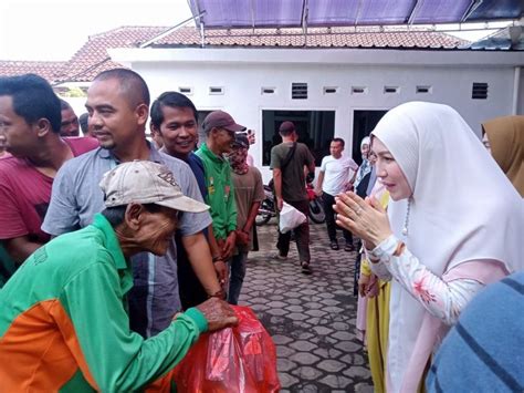 Wabup Lampura Bagikan Paket Sembako Pada ‘pahlawan Kebersihan