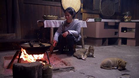 女子山居寒冬的第一餐腊肉火锅酸菜腊肉柴火猫狗好温馨 YouTube