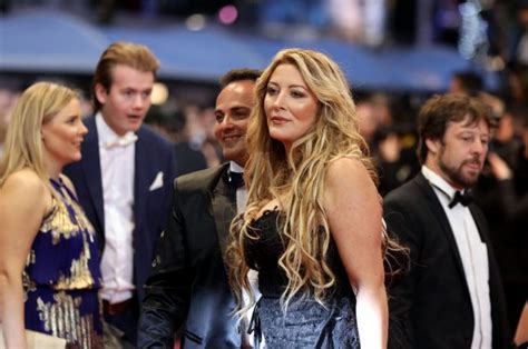 Loana un an après avoir été violée elle partage des photos de