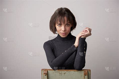 美丽的年轻女子工作室肖像