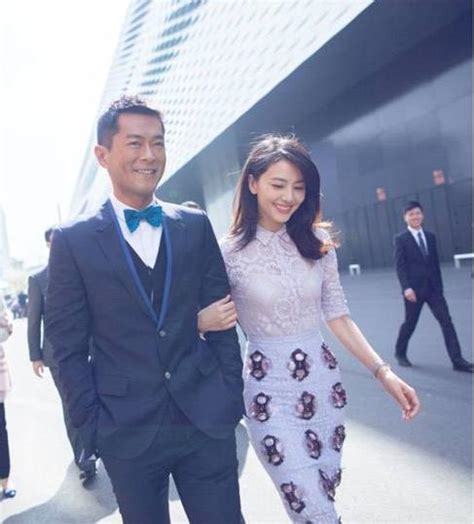 47歲的古天樂和高圓圓同框臉露羞澀，看起來好有夫妻相！ 每日頭條