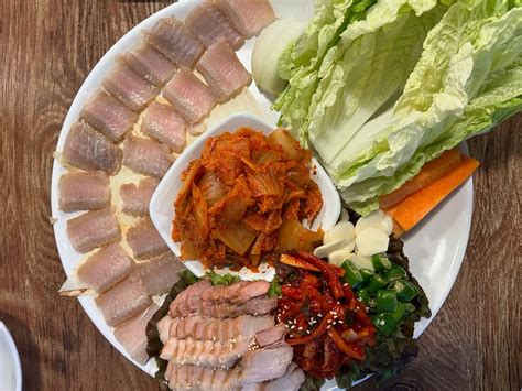 짝꿍이가 홍어가 먹고싶다고 지난주부터 이야기해서 일찍퇴근하는 오늘 먹으러갔다 오래전 홍어를 먹고 충격적인 맛이어서 걱정을 많이