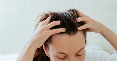 How To Get Rid Of Dandruff According To Hair Experts Ps Beauty