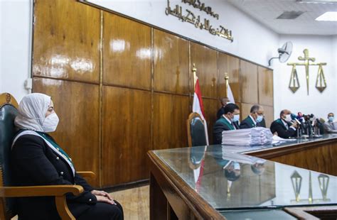 مصر الحكم بالإعدام على مرشد الإخوان المسلمون محمد بديع وسبعة من