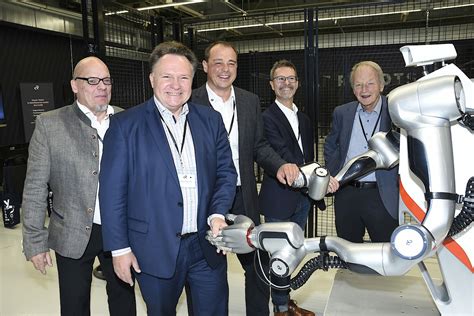 agile robots ag präsentiert produktionsstätte in kaufbeuren agile
