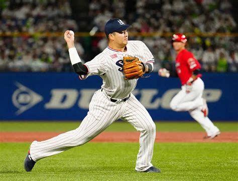 ＜ヤ・広＞3回無死満塁から上本の打球を本塁へ送球した村上だったが（撮影・長久保 豊） ― スポニチ Sponichi Annex 野球