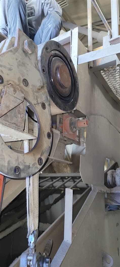 경사 컨베이어밸트 구동부헤드드럼 역회전방지기 문제로인한 역회전방지기 절단제거 베어링교체설치작업을 완료하였습니다 삼형제기계 역회전방지기 컨베이어안전인증관련 역회전방지기
