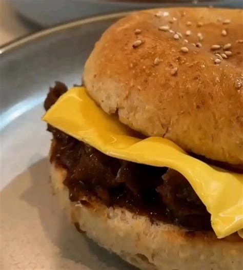 Гоё Бургер Орц Max бэлтгэх Үхрийн татсан мах 700 гр Сонгино 1 ширхэг Сармис 1 хумс