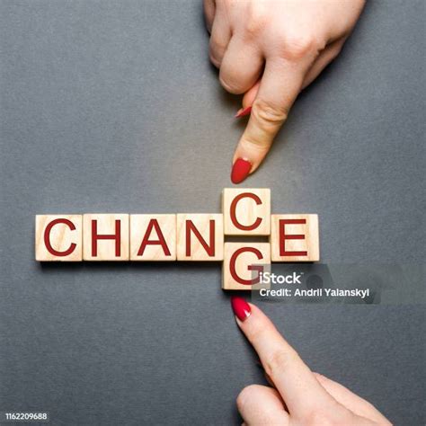 나무 테이블에 우연히 단어 변경 나무 큐브 개인의 발전과 경력 성장 또는 스스로 개념을 변경합니다 동기 부여 목표 달성 잠재력 인센티브 극복의 개념 개념에 대한 스톡 사진