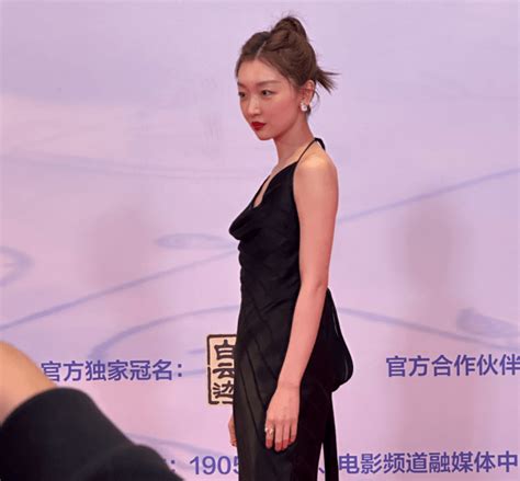 电影频道盛典红毯生图！周冬雨黑裙身材干瘪，两代谋女郎同场比拼 搜狐大视野 搜狐新闻