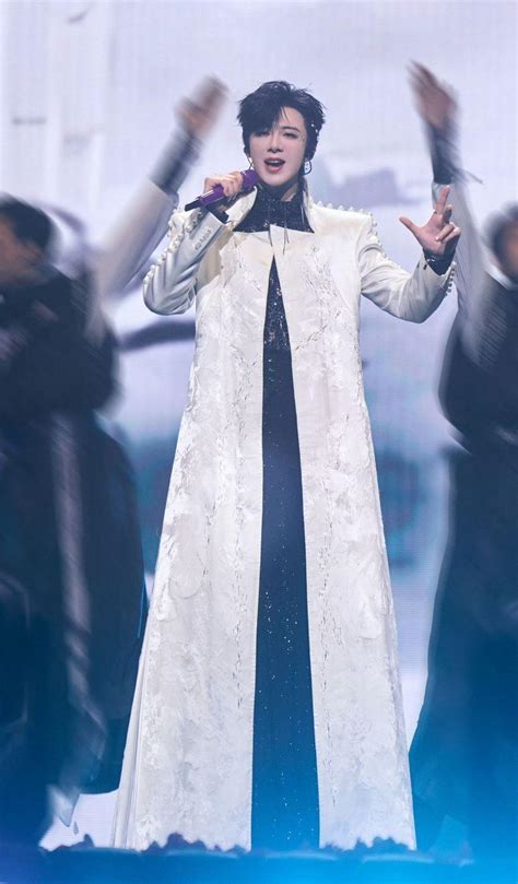 演唱會上被拱脫衣劉宇寧秀「黑色蕾絲內搭」 笑說：早知練點肌肉了 娛樂即時 娛樂 世界新聞網