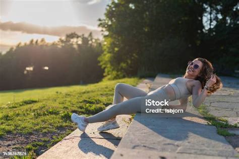 공공 공원의 계단에 앉아있는 동안 운동 후 휴식을 취하는 여성 30 34세에 대한 스톡 사진 및 기타 이미지 30 34세 건강한 생활방식 계단 Istock