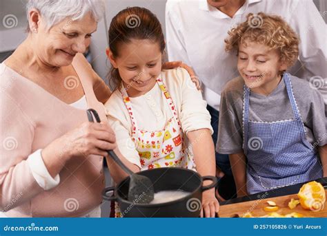 Nadie Cocina Mejor Que La Abuela Un Hermano Y Una Hermana Que Ayudan A Cenar En La Casa De Sus