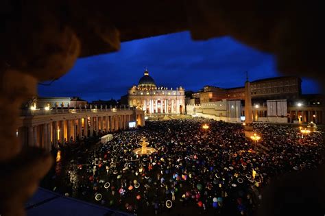 20 Fotos Del Día En Que Bergoglio Fue Elegido Papa La Vigilia En La