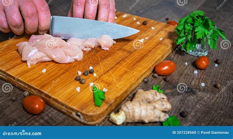 Hombres Que Cortan A Mano La Pechuga De Pollo Cruda Foto De Archivo Imagen De Pollo Vector