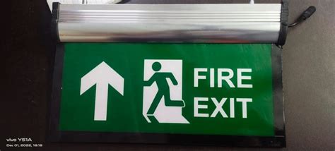 Rectangular Reflective Fire Exit Safety Signage Board Thickness 1cm