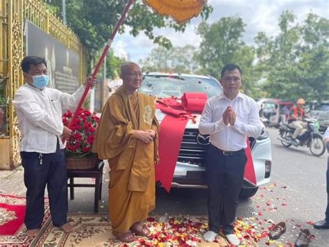 អ្នកឧកញ៉ា ម៉ម វណ្ណឌី ថ្វាយរថយន្តស៊េរីទំនើប ១គ្រឿង ដល់សម្តេចព្រះមហាសង្ឃរាជ បួរ គ្រី