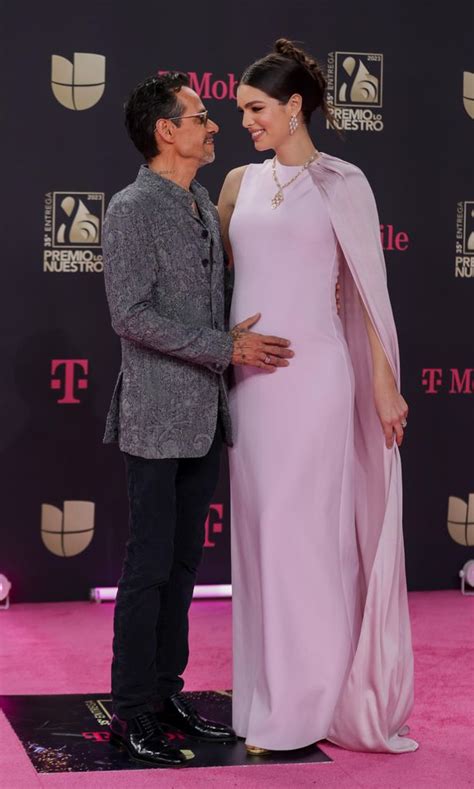 Nadia Ferreira Consiente A Marc Anthony Con Comida De Su Pa S Hola