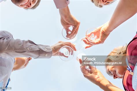 비즈니스 동료의 보기 바로 아래 성공 파티 동안 와인 잔을 토스트 남자에 대한 스톡 사진 및 기타 이미지 남자 남자 사업가