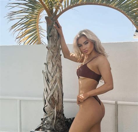 Melissa Reeves En Bikini Marrón Junto A Una Palmera Colormusic