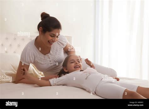 Mutter Die Spaß Mit Ihrer Tochter Im Bett Stockfotografie Alamy