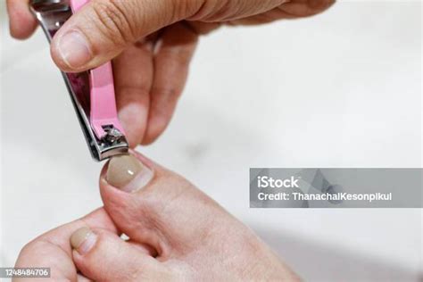 분홍색 네일 커터와 페디큐어를 절단 아시아 여자 칠해진 발톱 가위에 대한 스톡 사진 및 기타 이미지 가위 강철 건강관리와 의술 Istock