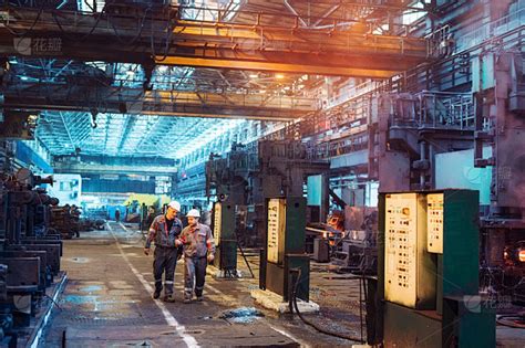 冶金厂炼钢厂的工人们。