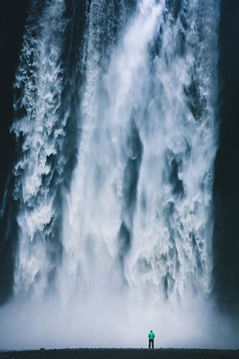 아이슬란드에서 거 대 한 Skogafoss 폭포 앞에 서 서 등산객 폭포에 대한 스톡 사진 및 기타 이미지 폭포 아이슬란드