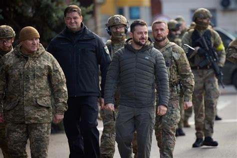 بازدید زلنسکی از خرسون؛ شواهدی از صدها جنایت جنگی وجود دارد ایندیپندنت فارسی