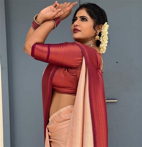 நாட்டுச்சரக்கு நச்சின்னுதான் இருக்கு கட்டழகை கும்முன்னு காட்டும்