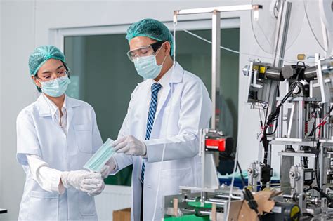 제조 공장의 양질의 의료 마스크를 검사하는 남녀 노동자 복장 얼굴 마스크 산업 공장 제조 업체 의료 장비 25 29세에 대한 스톡 사진 및 기타 이미지 Istock