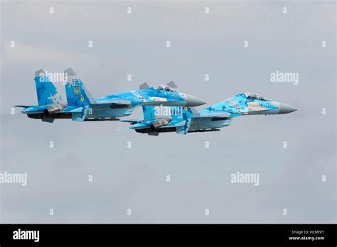 Armée de l air ukrainienne deux Sukhoi Su departing ensemble après l Airshow est terminée