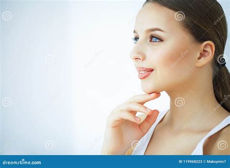 Beleza E Cuidado Retrato De Uma Jovem Mulher Uma Pele Bonita Imagem De Stock Imagem De