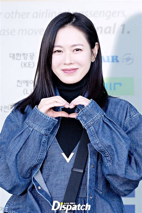 孫藝珍神隱4個月「超萌吐舌比愛心」！仙氣黑長直＋大長腿近況曝光，這幕網戀愛：初戀 孫藝珍機場、孫藝珍玄彬小白球、孫藝珍綜藝、孫藝珍高爾夫球、孫藝珍復出 影劇星聞 妞新聞 Niusnews