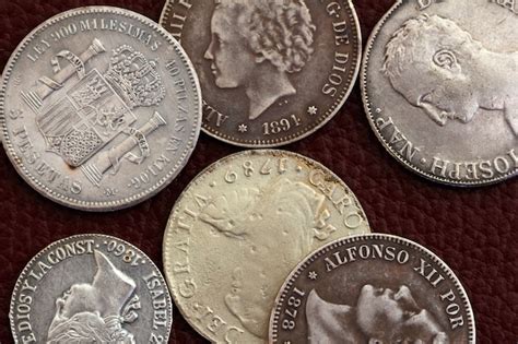 Moedas antigas de espanha do século xviii e xix Foto Premium
