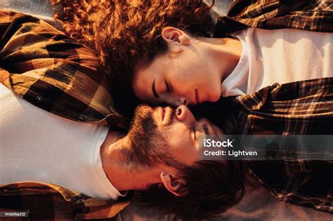 Vista Desde Arriba Joven Pareja Enamorada Acostada Uno Frente Al Otro Y