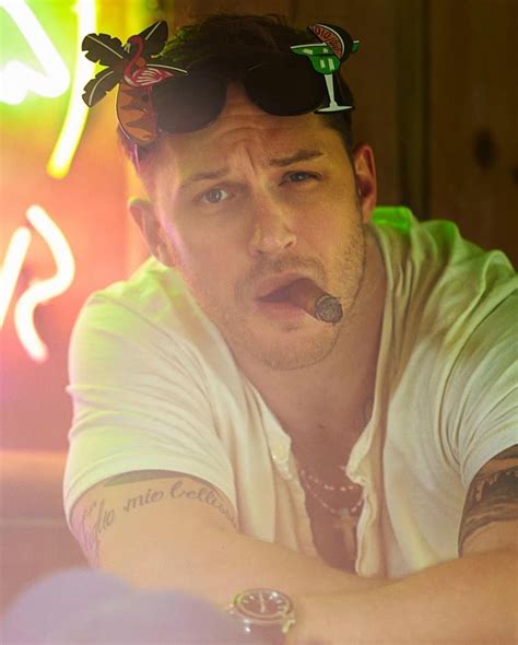 湯姆哈迪 Tom Hardy 並不覺得自己是粗獷硬漢，坦言：「我本質是充滿女性化的！」 Juksy 街星